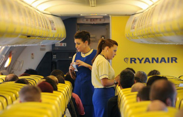 Ryanair assume hostess e steward, selezioni e colloqui anche in Sicilia ...