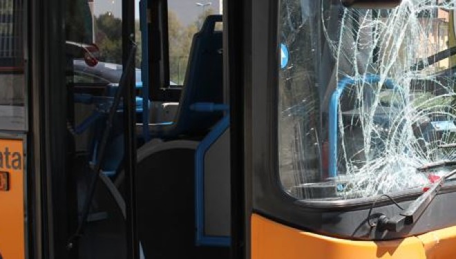 Bottiglia centra in pieno un autobus dell'Amat a Palermo, danneggiato ...