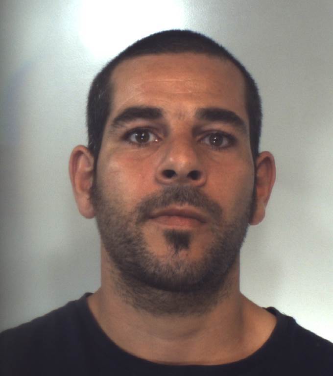 Ottanta grammi di hashish nascosti in camera da letto, arrestato ...