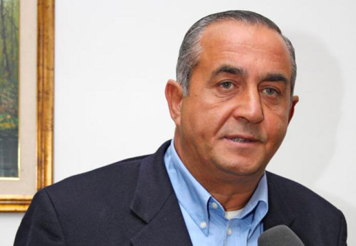 "Carmelo Lo Monte nomade politico, pensa solo a tenere stretta la ...