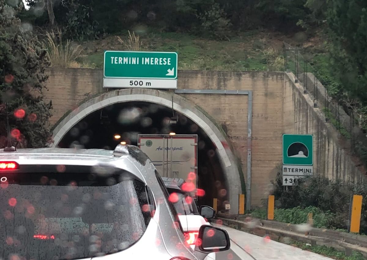 Salta un giunto, resta chiusa ai mezzi pesanti l'autostrada, è caos ...