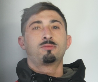 La marijuana 'calata' dal balcone con il secchio, un arresto per ...