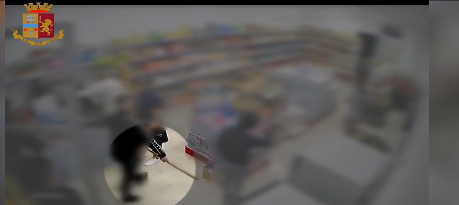 "Negro di merda vai a pisciare al tuo paese", e poi le botte con ...