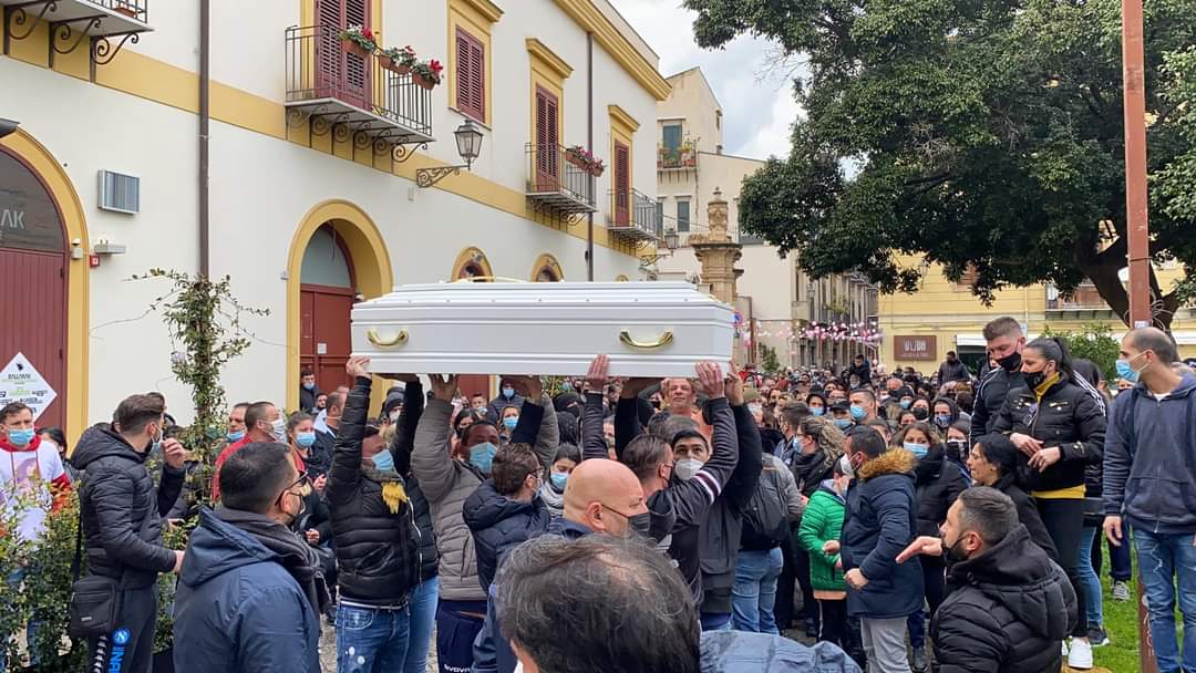 L'addio ad Antonella morta durante una sfida su Tik Tok, dolore e ...
