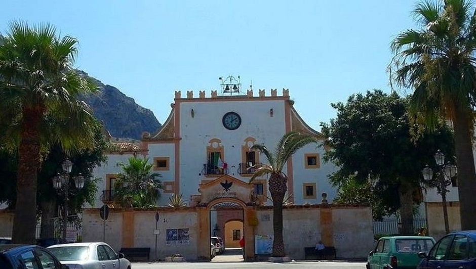 Furto al Comune di Cinisi, ladri portano via computer, monitor ed ...