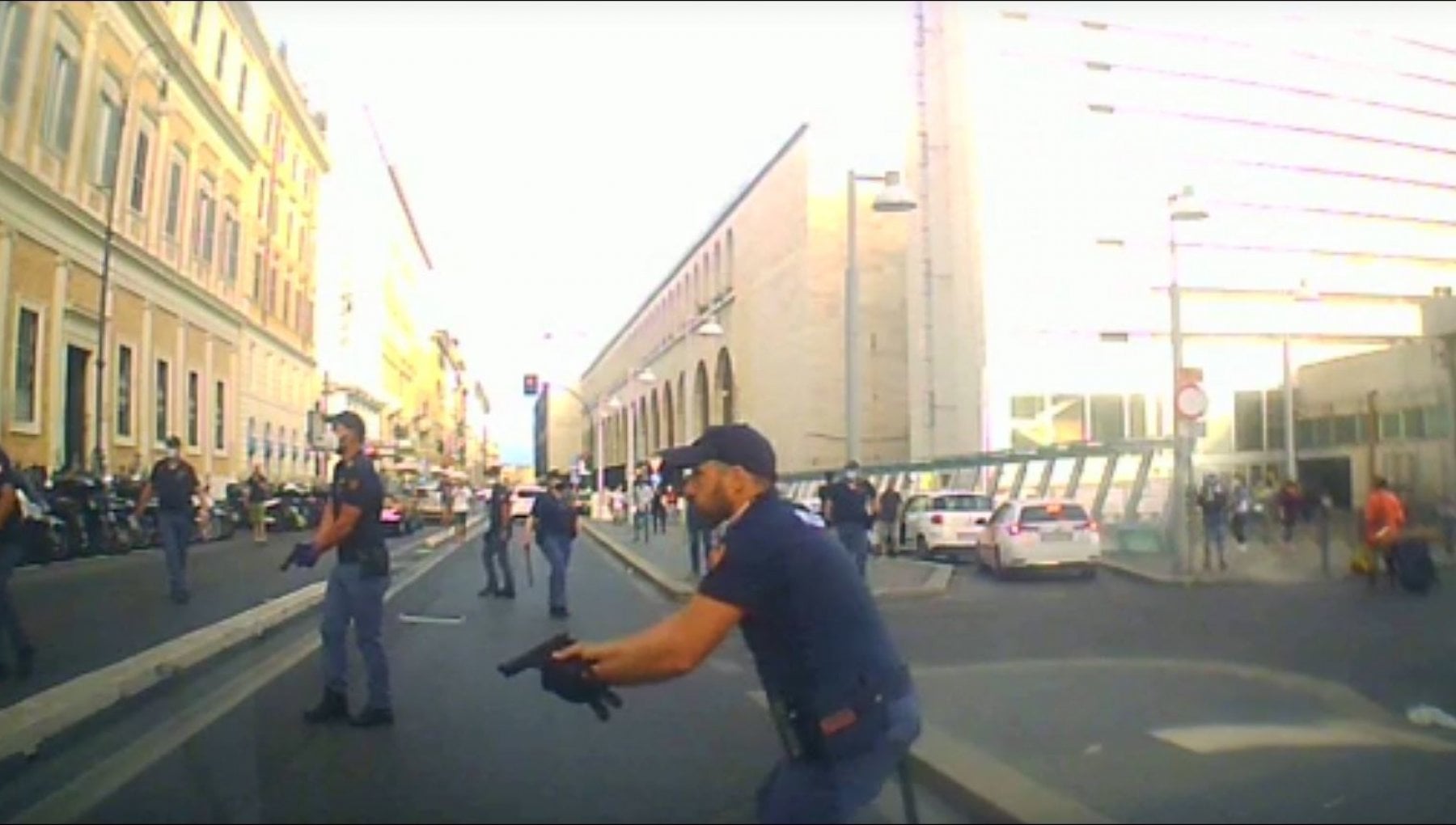 Armato di coltello alla stazione, polizia spara e lo ferma (VIDEO)