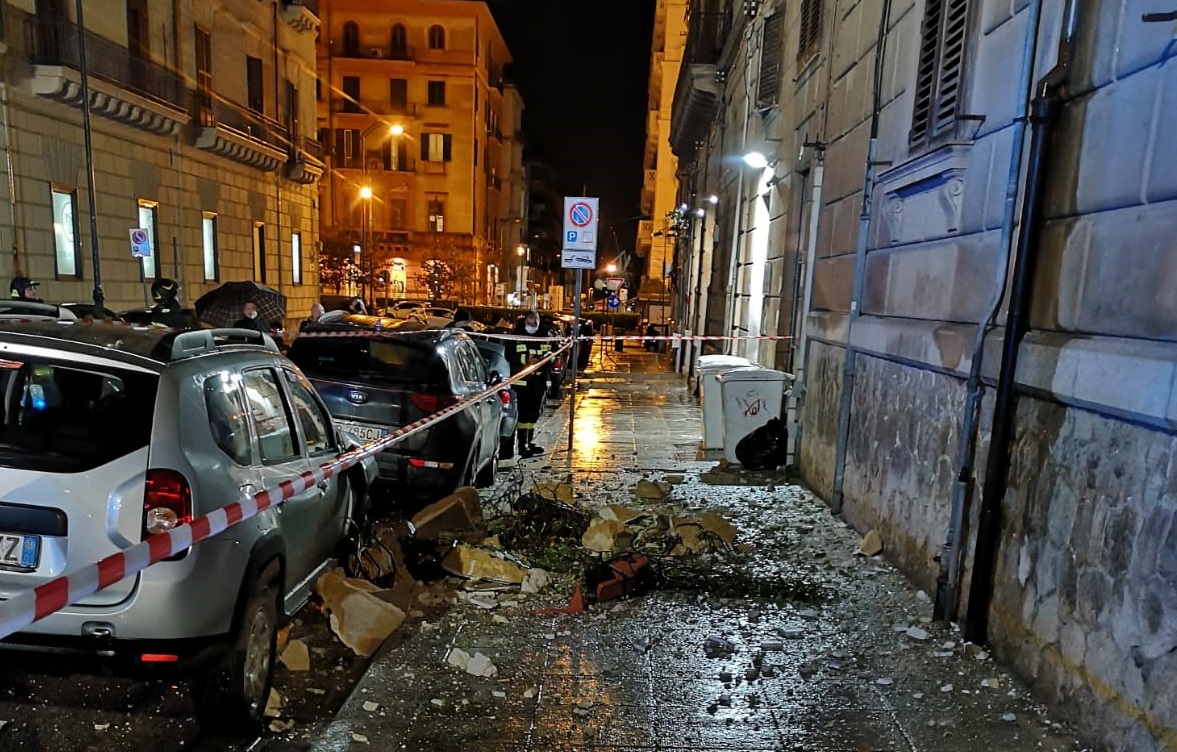 Crolla un balcone dal terzo piano in via Caltanissetta a Palermo ...