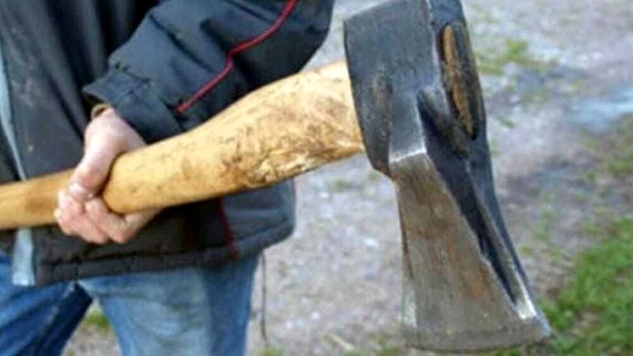 La figlia è incinta, va a cercare il futuro papà con un'ascia