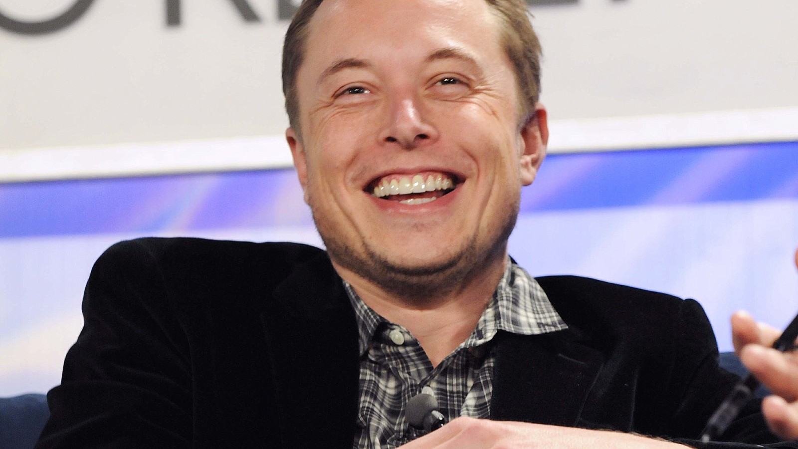 Elon Musk è l’uomo più ricco della storia: 839 miliardi