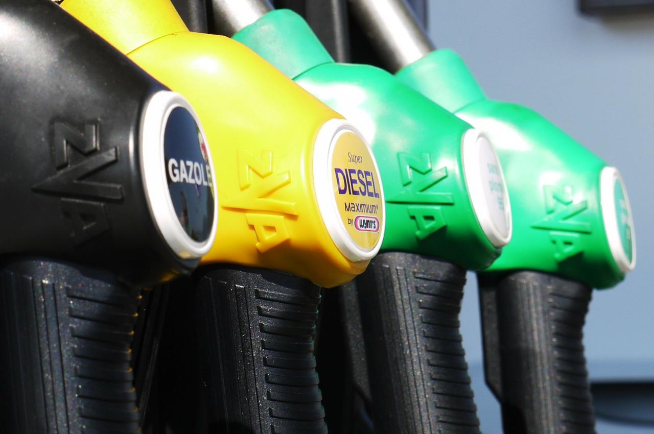 Benzina oltre 1,8 € e diesel sopra 2 €: i prezzi aggiornati dei ...
