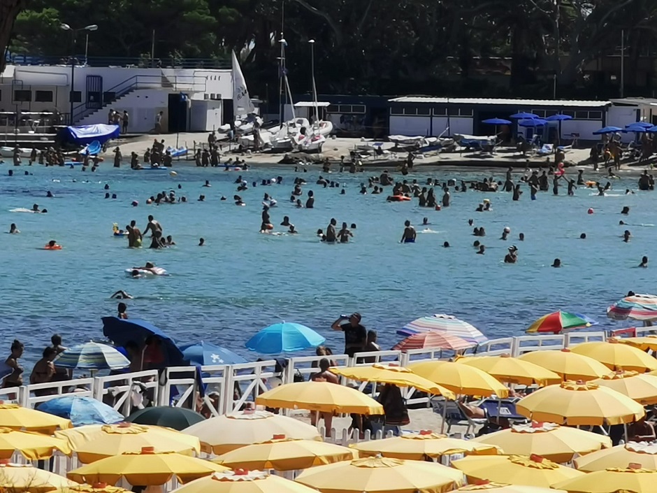 Domenica al mare per i palermitani e i turisti, in tanti a Mondello ...