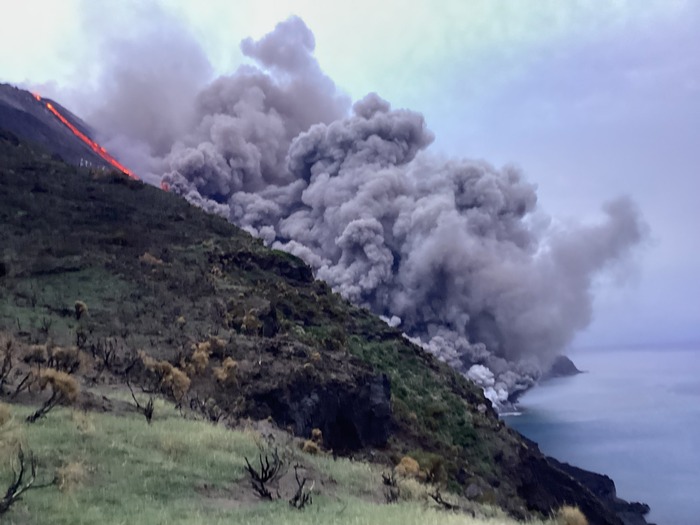 Lo Stromboli si risveglia, nuova colata lavica dal cratere di nord-est ...
