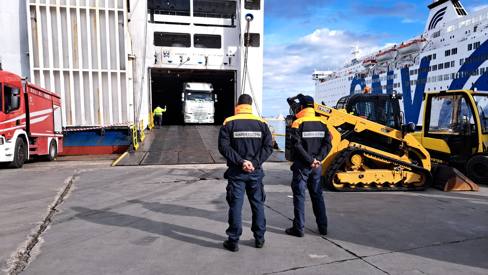 Nave Gnv al porto di Palermo, sbarcati tutti i mezzi nella stiva, ecco ...