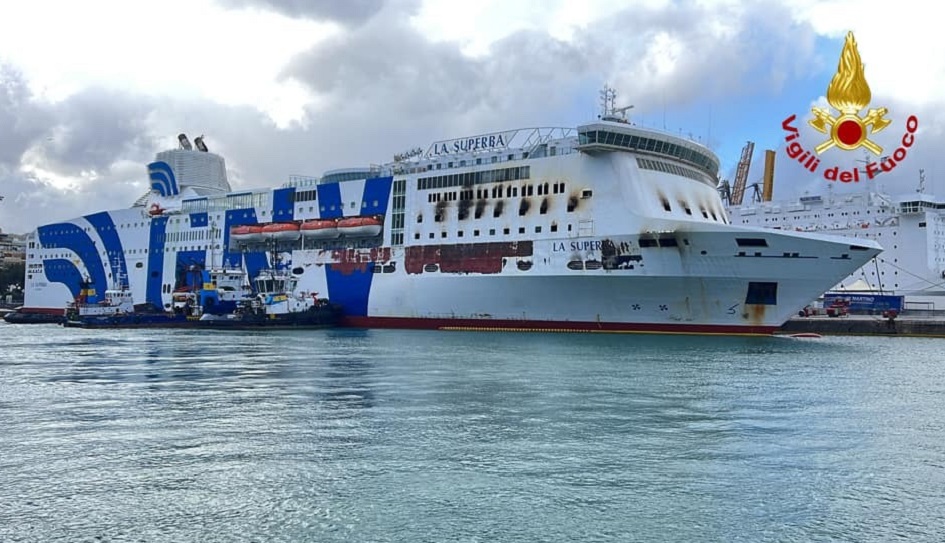 Nave traghetto a fuoco, si accelera per spegnere il rogo nei garage