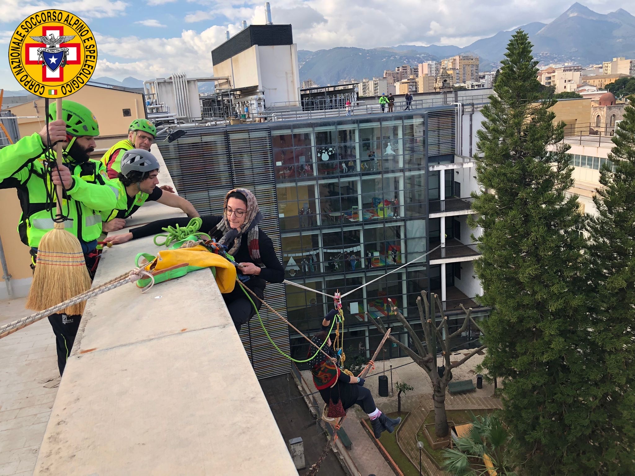 Vola la Befana sui tetti dell'ospedale dei Bambini, dolci e sorrisi ai ...