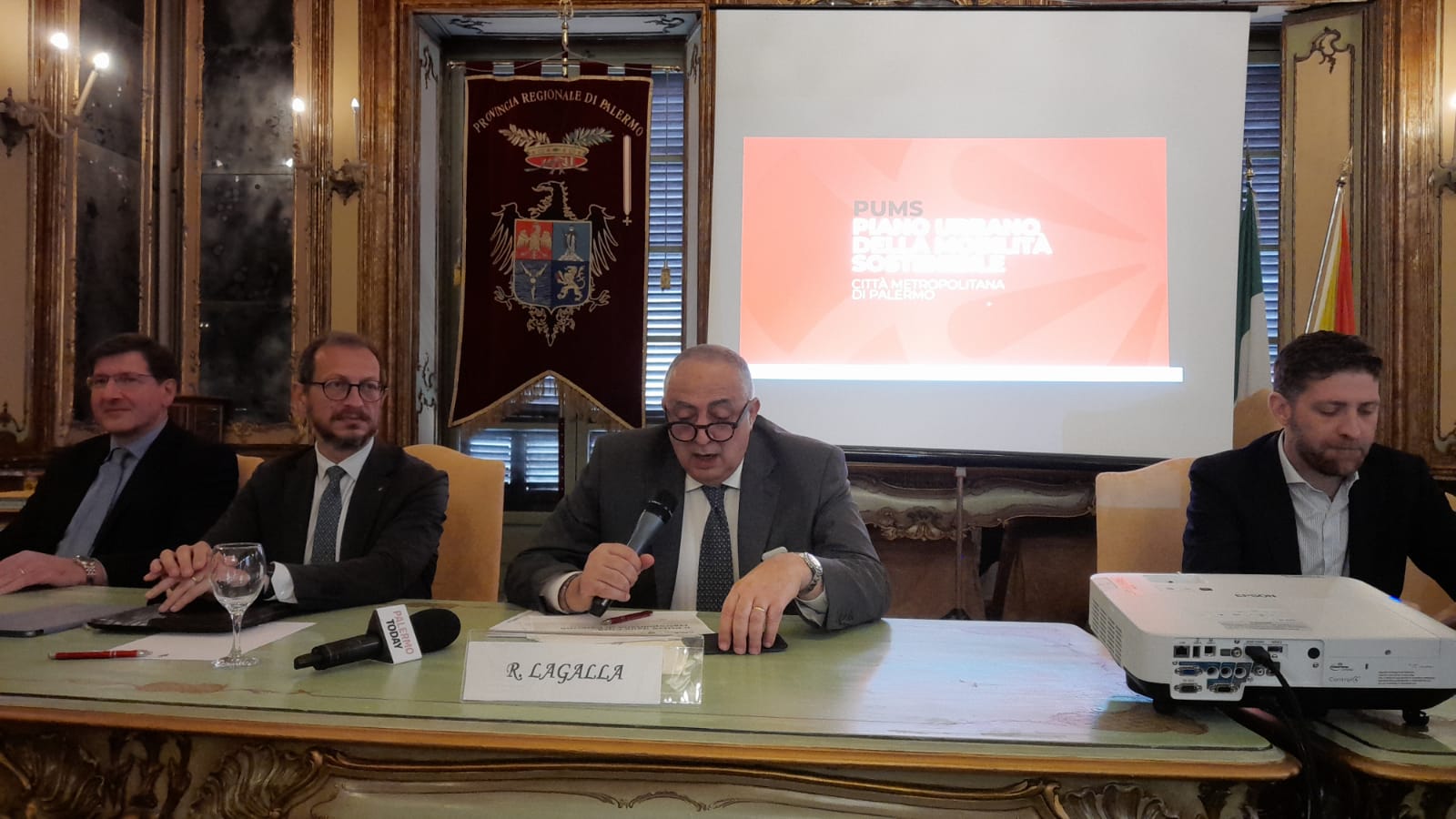 Verso lo stop parziale al tram in centro, Comune pensa a bus ecologici ...