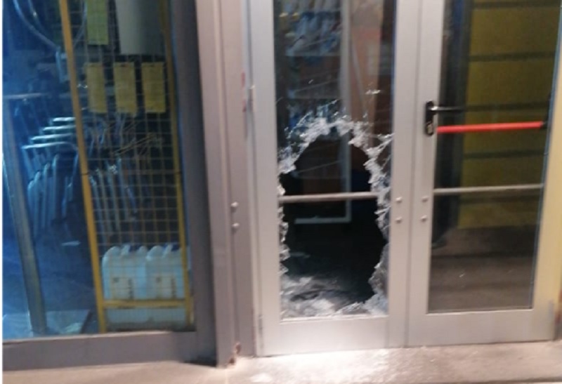 Furto con spaccata in area di servizio, bloccato il ladro dalla polizia