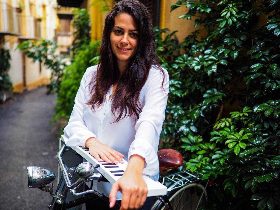 Pianoforte elettrico e bicicletta: il flash mob della musicista ...