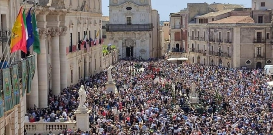 Folla di fedeli per la processione di Santa Lucia