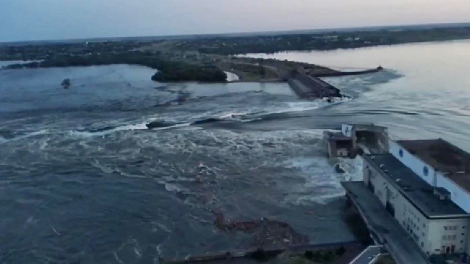 Ucraina, "diga distrutta dai russi", 007 di Kiev pubblicano intercettazione