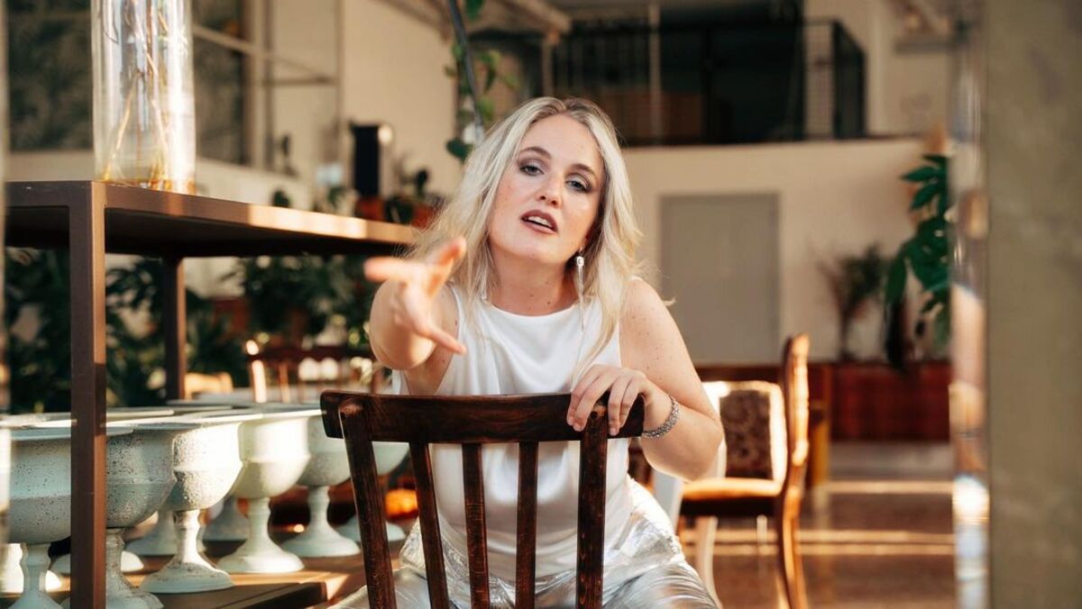 Alyce si ispira a Raffaella Carrà e pubblica “Mille Luci”, un inno al ...