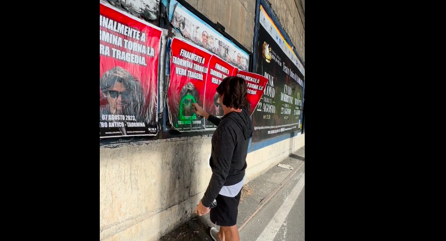 Angelo Duro imbratta i cartelloni di Taormina e posta un video, l'ira ...