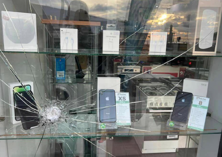 Vede la vetrina spaccata in un negozio e ruba due cellulari, arrestato ...