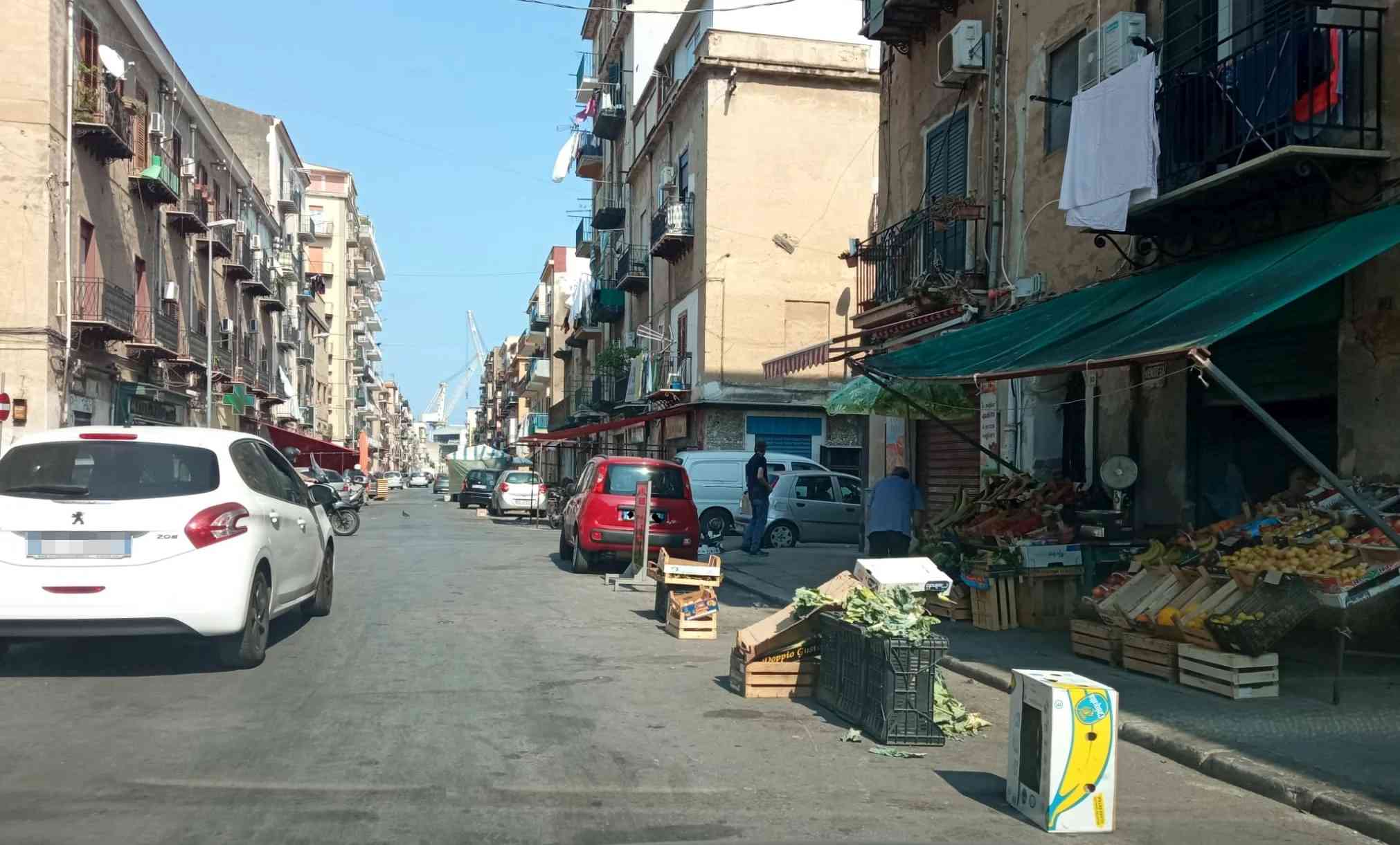 Stupro di gruppo, troupe Mediaset aggredita in via Montalbo da ...