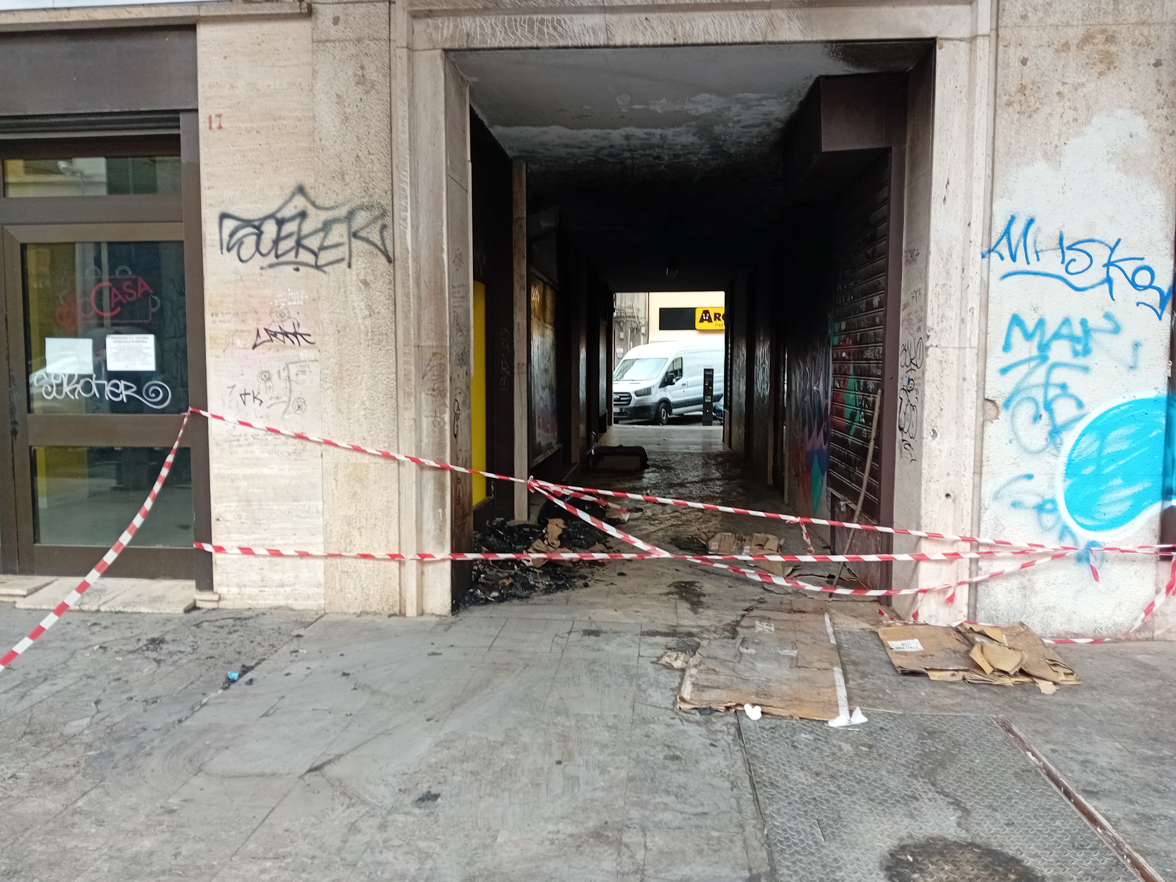 Paura in piazzale Ungheria, bruciato giaciglio di un senzatetto (VIDEO ...