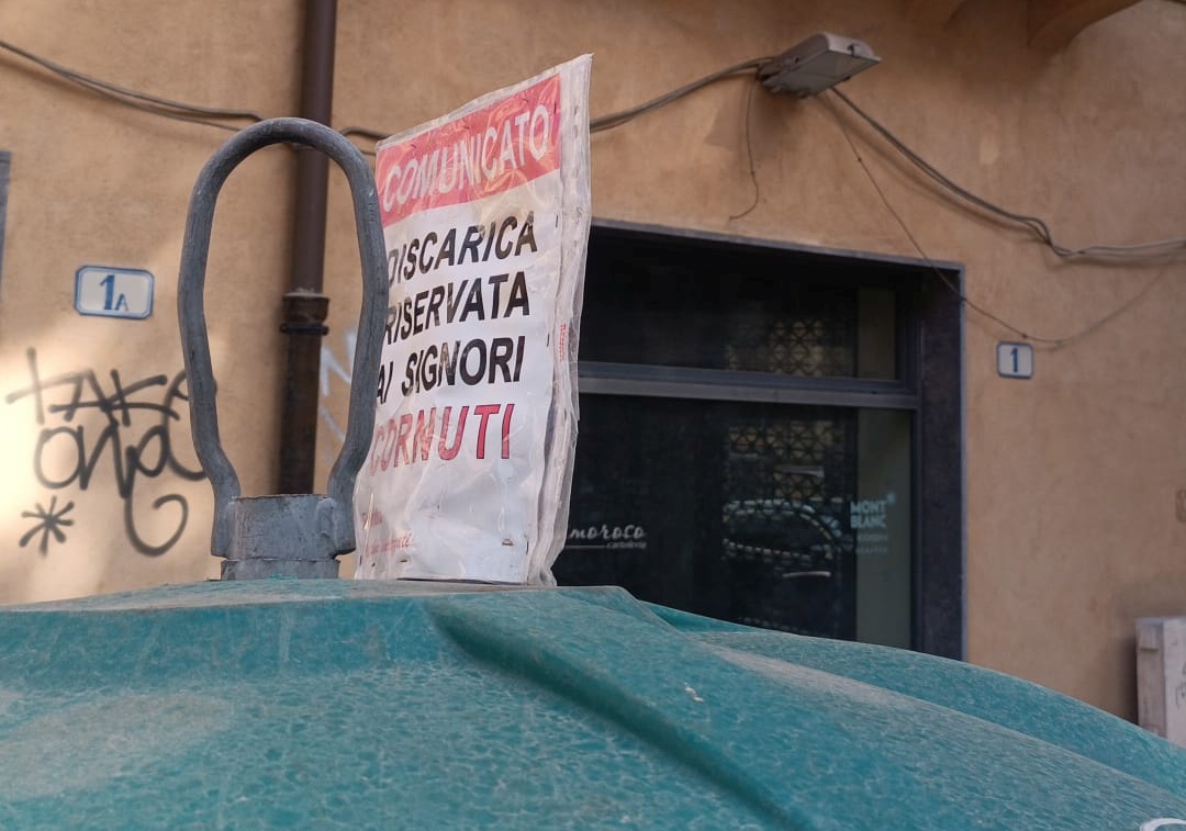 "Discarica riservata ai signori cornuti", campana per il vetro invasa ...