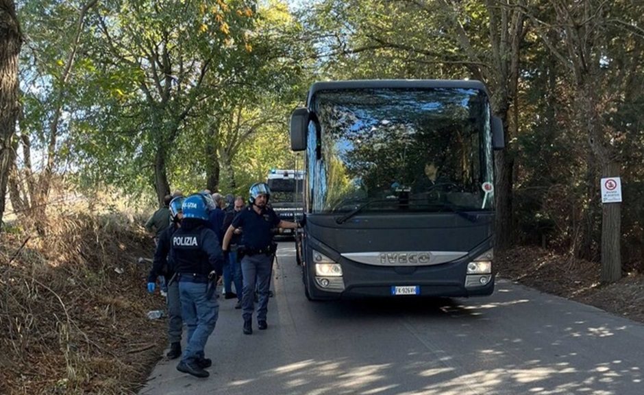 Incatenati al pullman di migranti, denuncia e foglio di via per 15 ...
