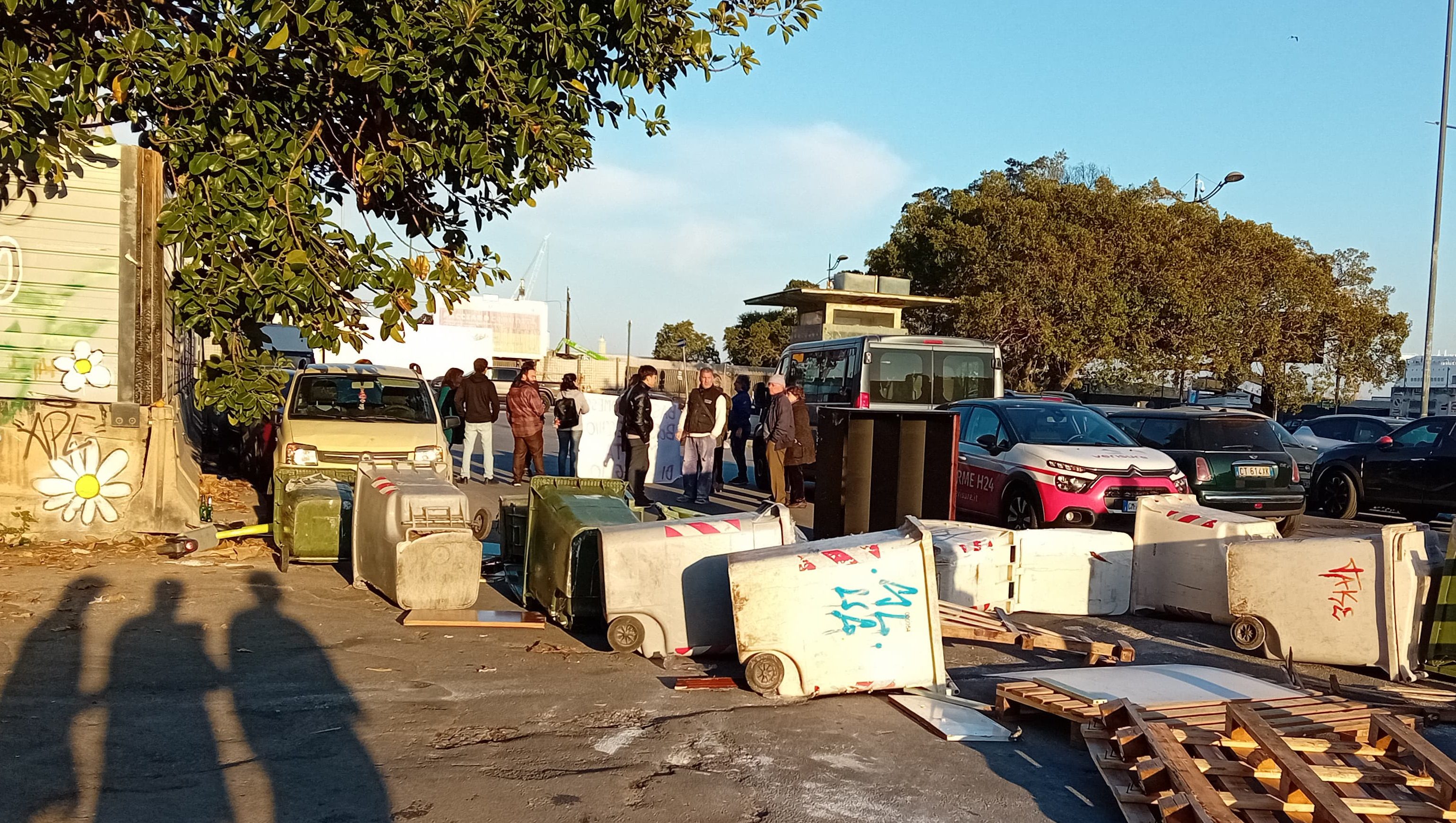 Residenti esasperati dall'acqua di fogna bloccano la strada, "Borgo ...