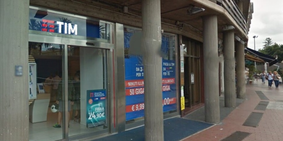 Con un'auto sfondano la vetrina di un negozio Tim in piazza Castelnuovo ...