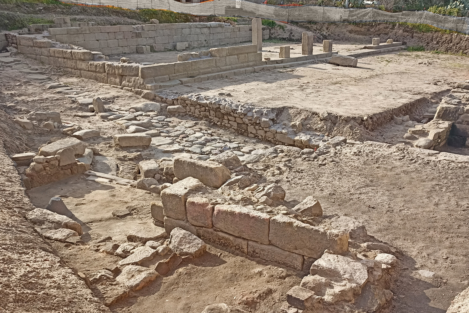 Archaeology, impressive public buildings of ancient Abakainon ...