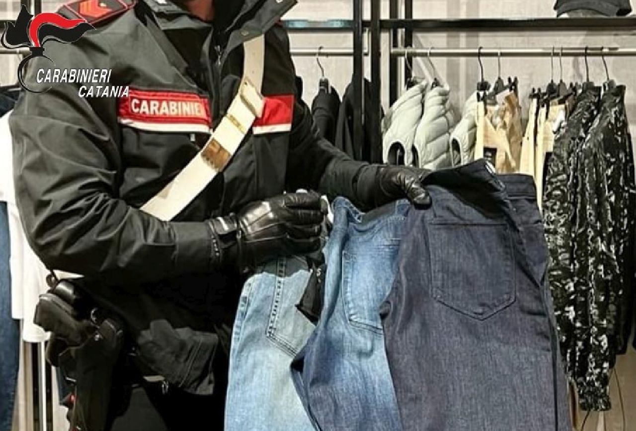 Tenta di rubare in un grande magazzino, arrestato ladro seriale di abiti griffati - BlogSicilia ...
