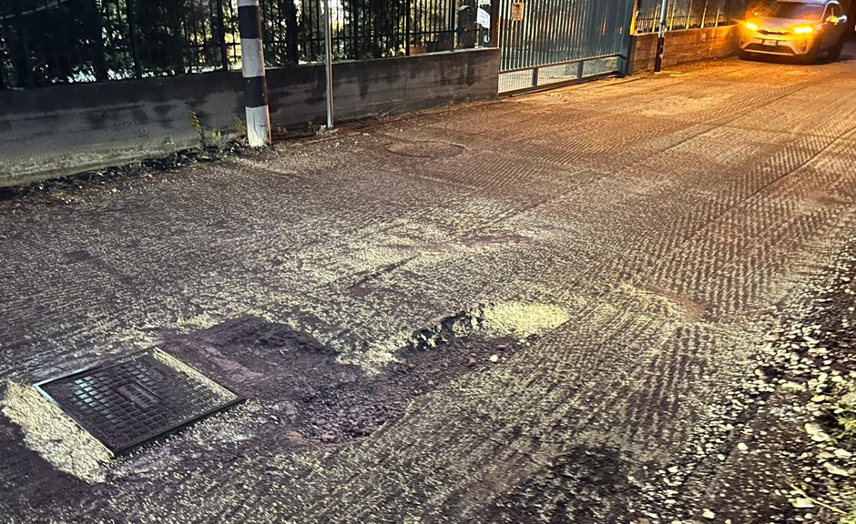 Cade rovinosamente per una buca in via Castelforte, un'ora d'attesa per ...