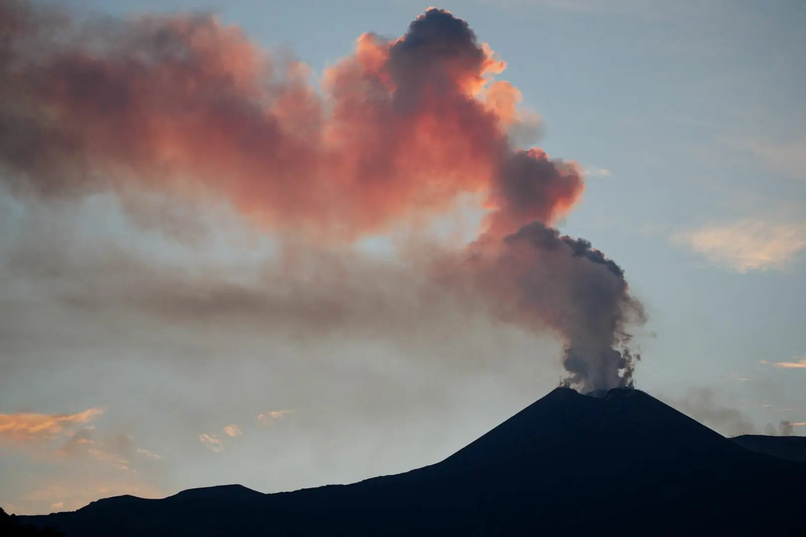 L'Etna si è placato, esaurita la fontana di lava, aeroporto riaperto ...