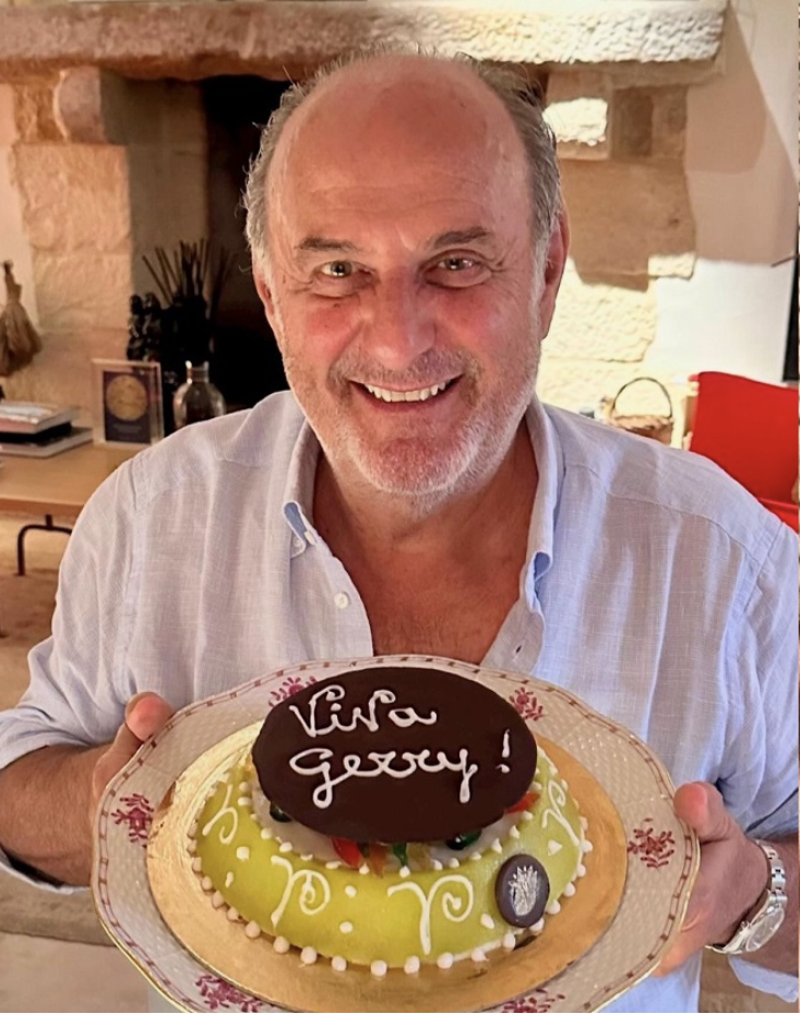 Gerry Scotti festeggia il compleanno in Sicilia, bagno di folla e festa ...