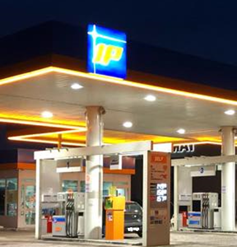 Distributore di benzina eroga carburante gratis, la polizia a caccia di decine di ladri ...