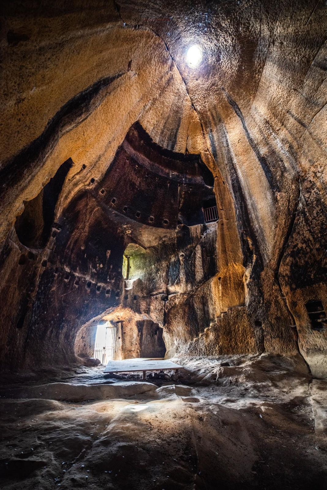 Le Grotte della Gurfa e il Castello Manfredonico di Mussomeli con ...