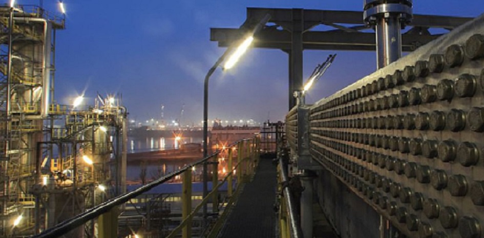 Eni presenta il nuovo piano per la chimica, chiudono gli impianti di ...