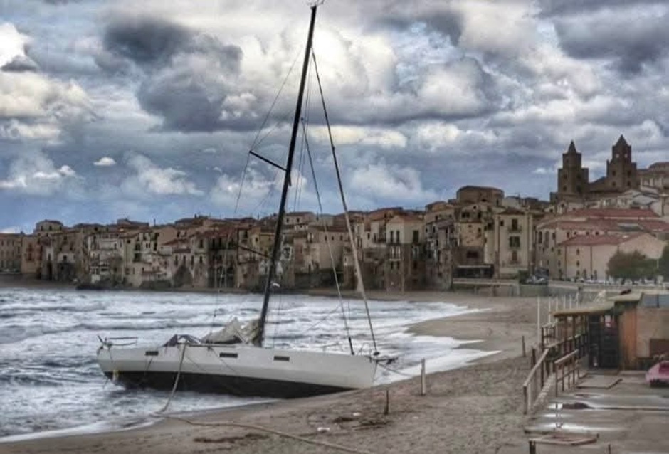 Barca a vela alla deriva arenata in spiaggia a Cefalù, indagini ...