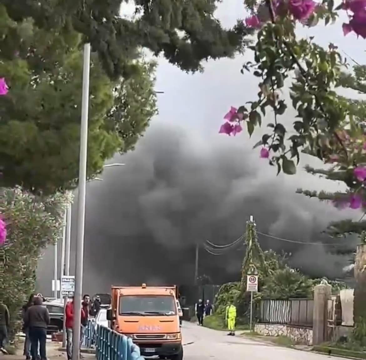 Paura sulla statale 113, auto in fiamme e colonna di fumo, evacuate ...