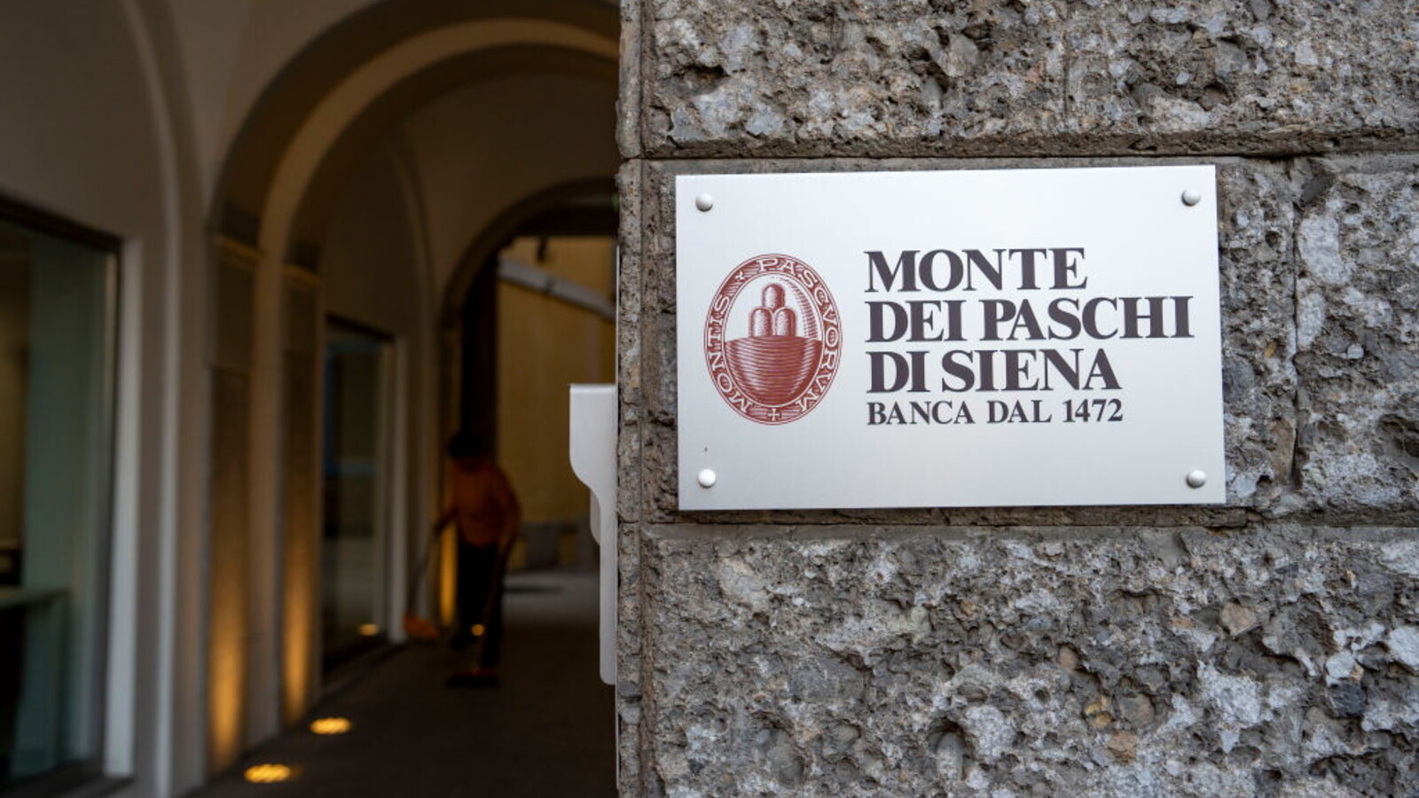 MPS lancia offerta su Mediobanca, verso un nuovo colosso bancario