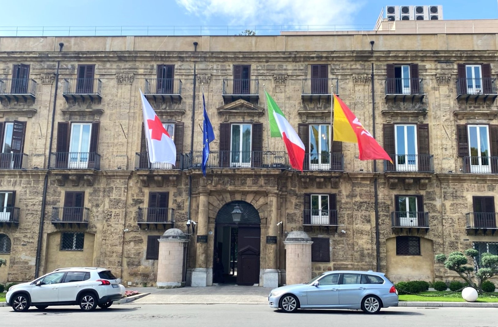 Una bandiera che parla di umanità: a Palermo sventola il simbolo della ...