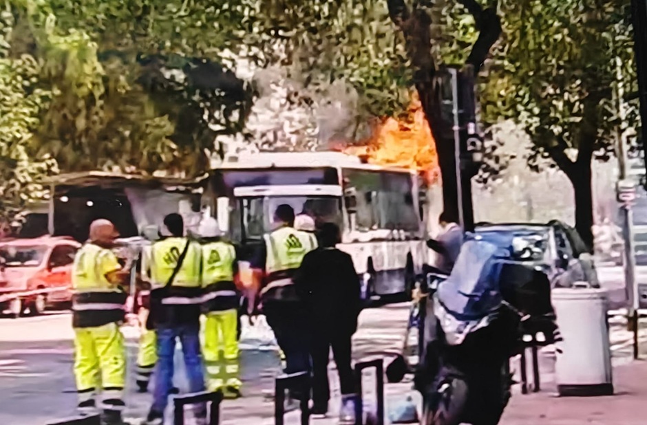 Autobus in fiamme in viale Lazio, salvi i passeggeri intervento dei ...