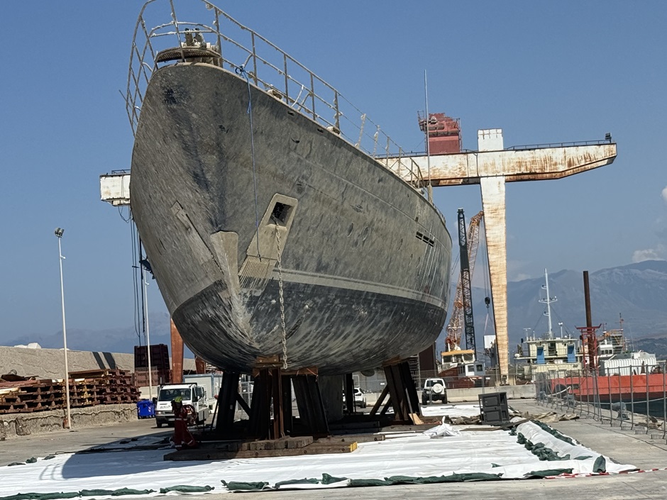 Bayesian, il veliero inclinato ancora prima della bufera di pioggia e ...