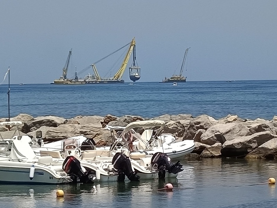 Il veliero Bayesian lascia Porticello diretto al porto di Termini ...