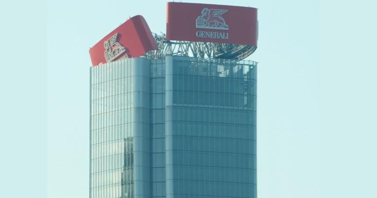 Allarme a Milano, crolla l’insegna Generali sulla Torre Hadid