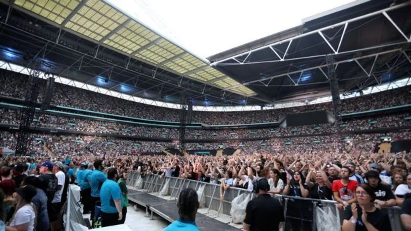 Tragedia a Wembley, fan precipita e muore durante il concerto degli Oasis